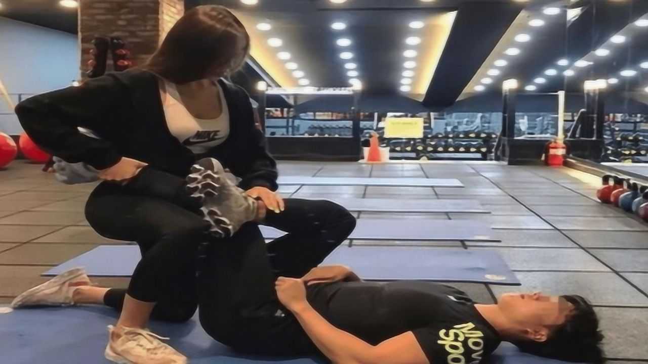 男子花4万买私教课，嫌亲密接触太多，竟要求健身馆换掉女教练！腾讯视频