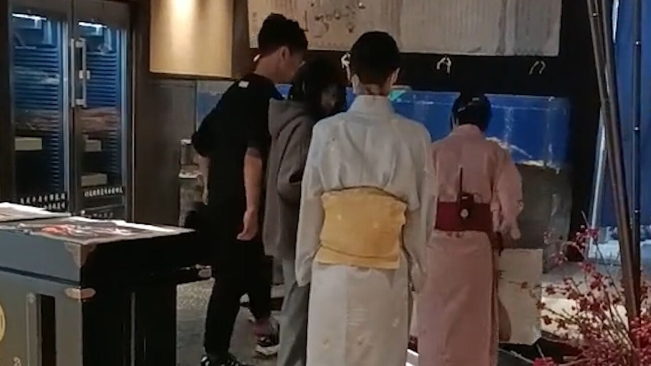 每位1498元的日料店，男生犹豫半天，俩女生非要进去吃_腾讯视频