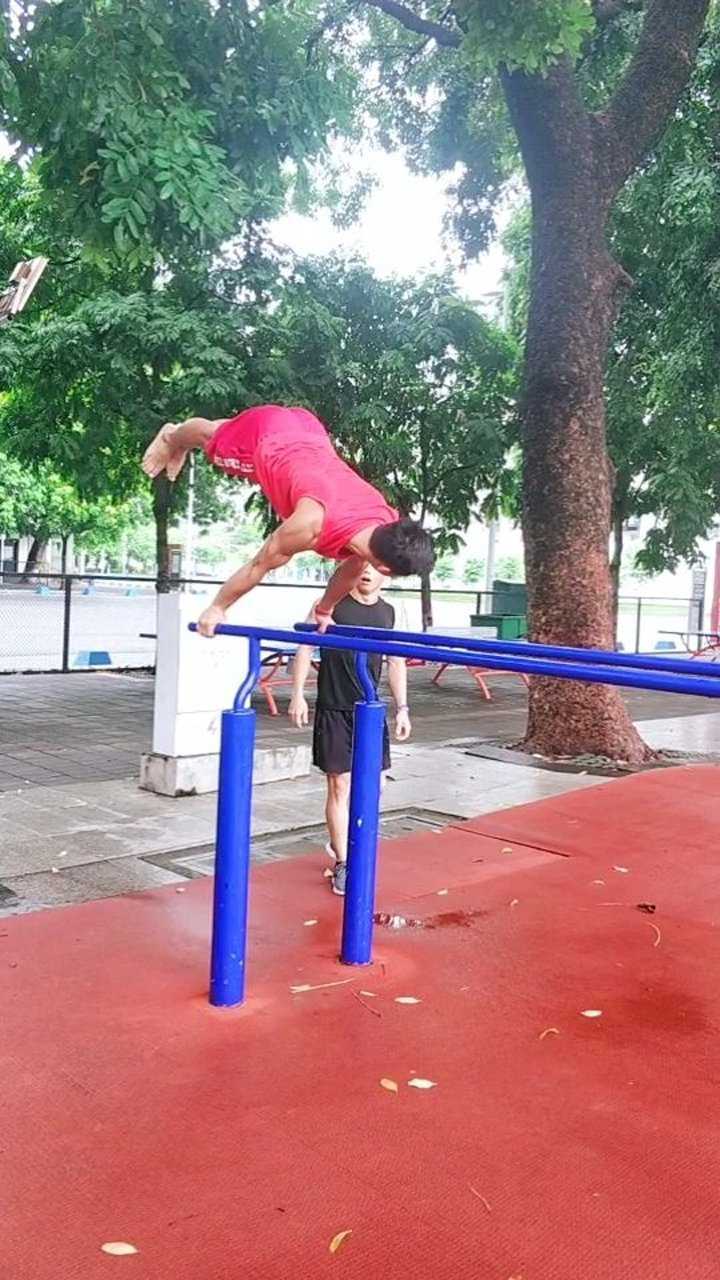 双杠正确使用，这哥们有点看不懂_高清1080P在线观看平台_腾讯视频