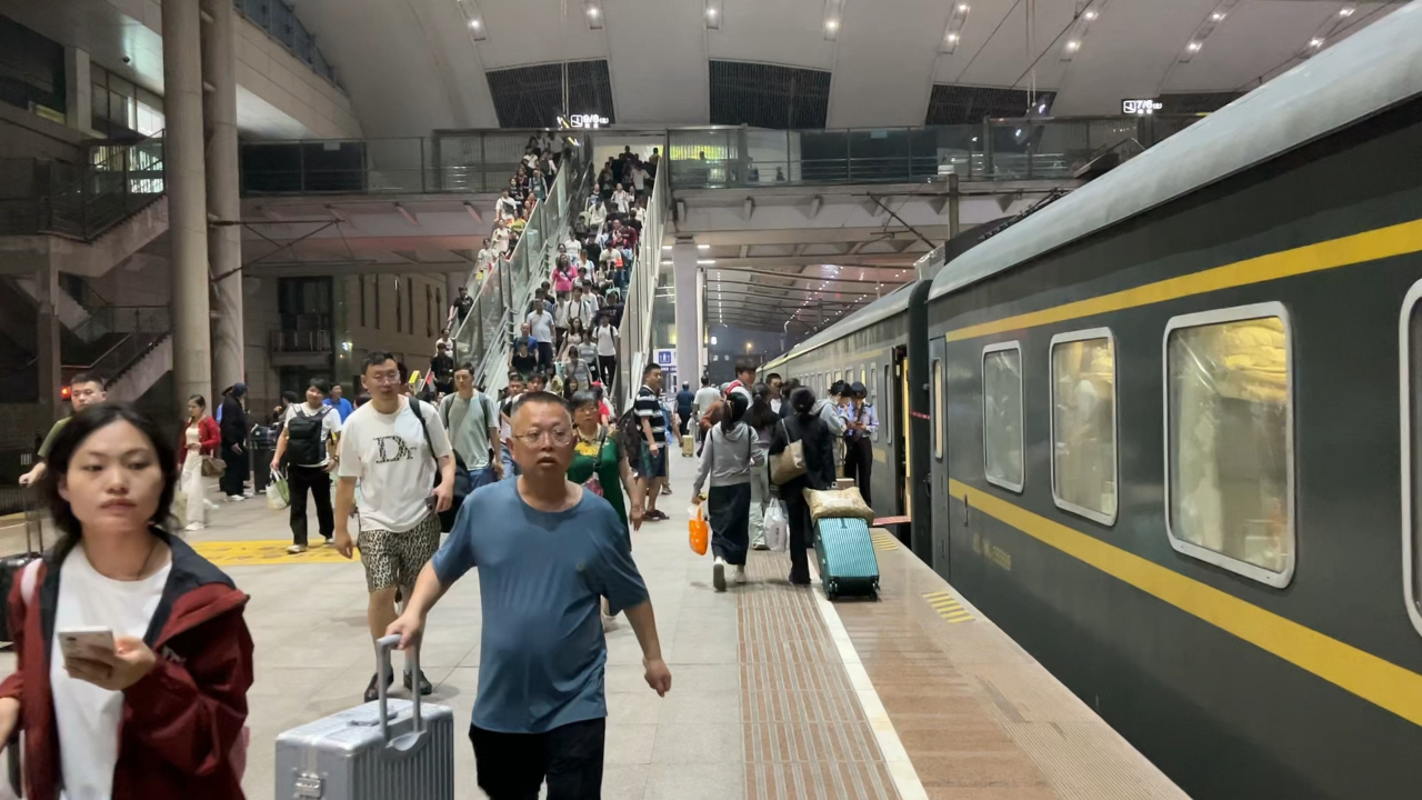 Z149次列车停靠武昌站，为什么这趟列车客流如此火爆_腾讯新闻