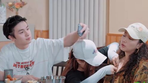 舞台2023_花絮：邵浩帆偷拍veegee睡觉丑照_腾讯视频