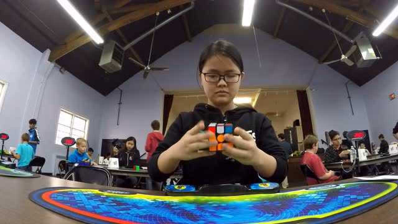 DanaYi单次6.44秒刷新三阶魔方速拧女子世界纪录_腾讯视频