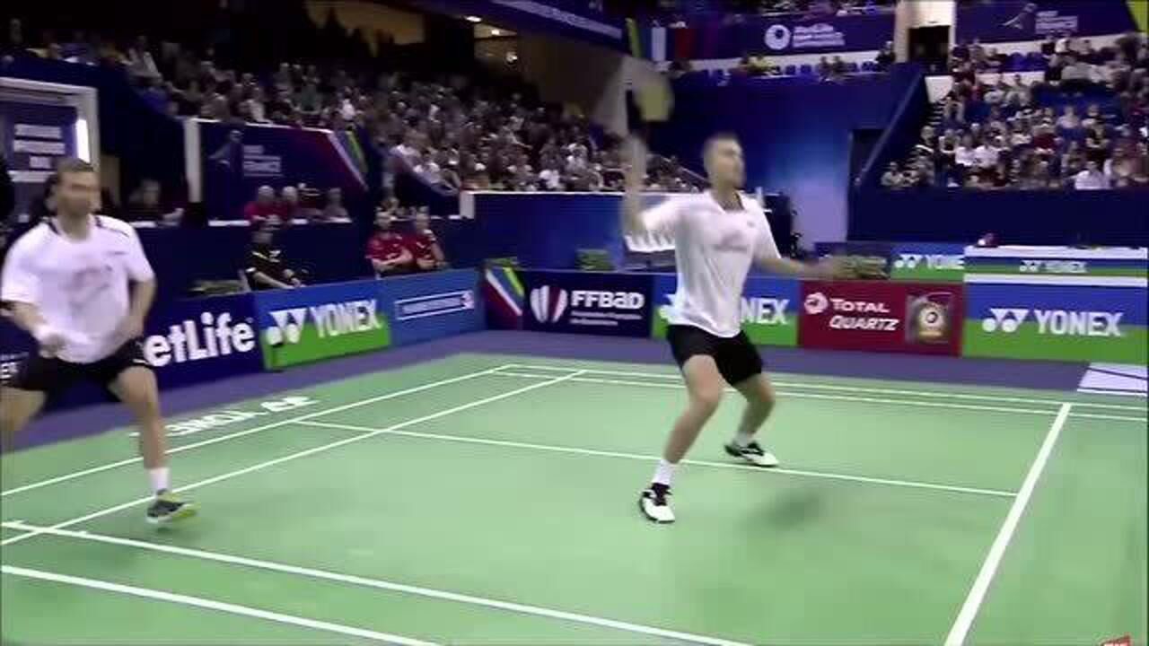 羽毛球趣闻 见过这样断掉的球拍吗？还好没伤到人_腾讯视频