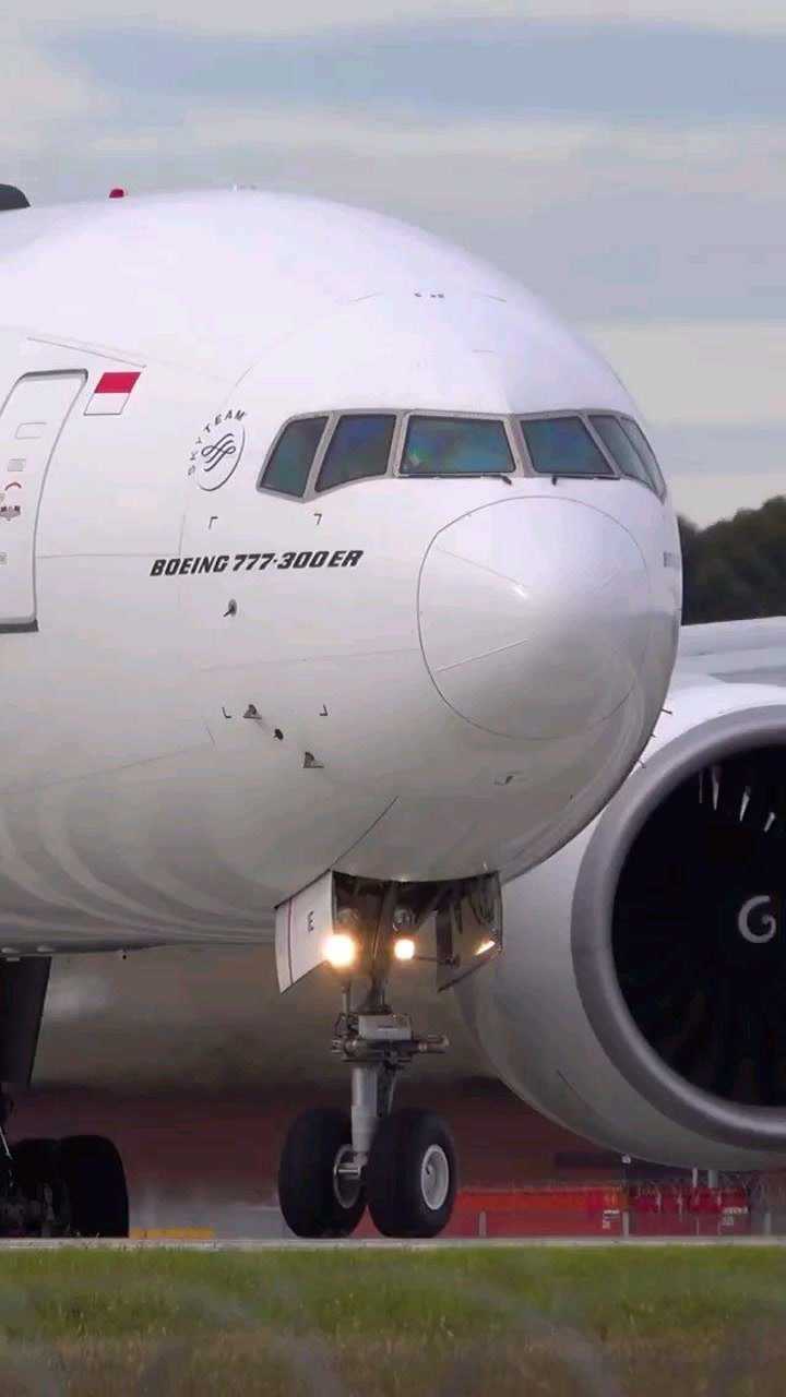 波音747的替代品：B777-300ER，高涵道比双发宽体机，装备了现役最大推力的GE90-115发动机，发动机直径接近B737_腾讯视频