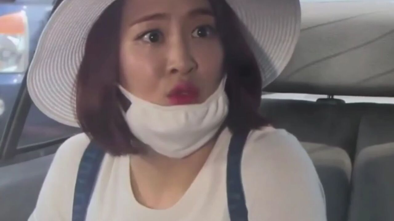 美女车里放屁,简直奇臭无比,太尴尬了!腾讯视频