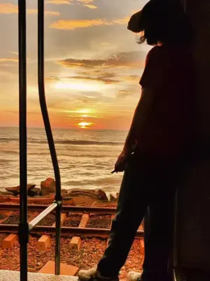 斯里兰卡海边火车像是走进了《千与千寻》的世界#斯里兰卡#千与千寻同款海上电车#斯里兰卡旅行_高清1080P在线观看平台_腾讯视频