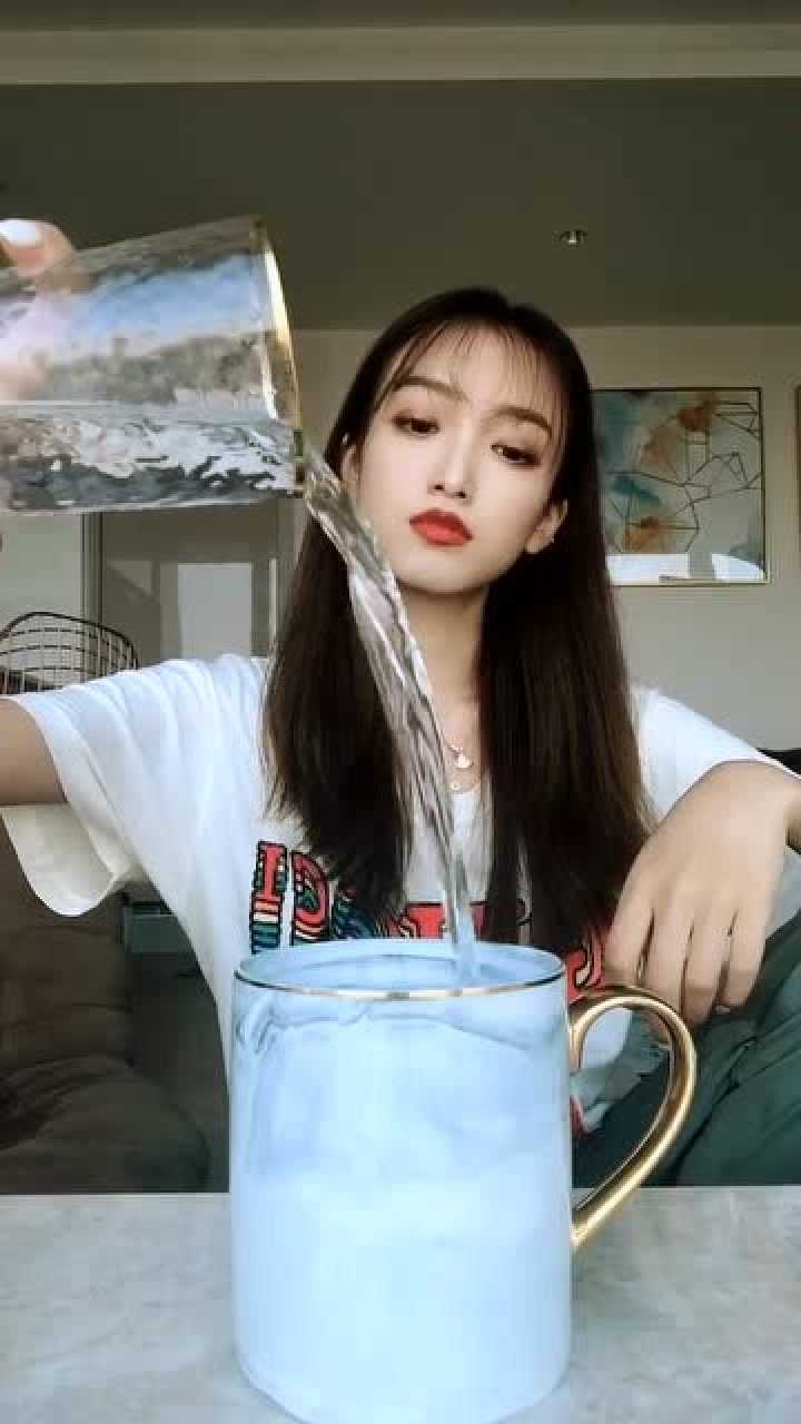 女主播一个人在房间居然把裤子弄湿了腾讯视频