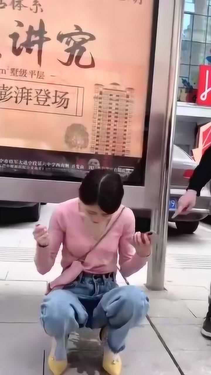 美女只顾着玩手机,裤子都湿了竟然不知道,这是尿失禁吗?腾讯视频