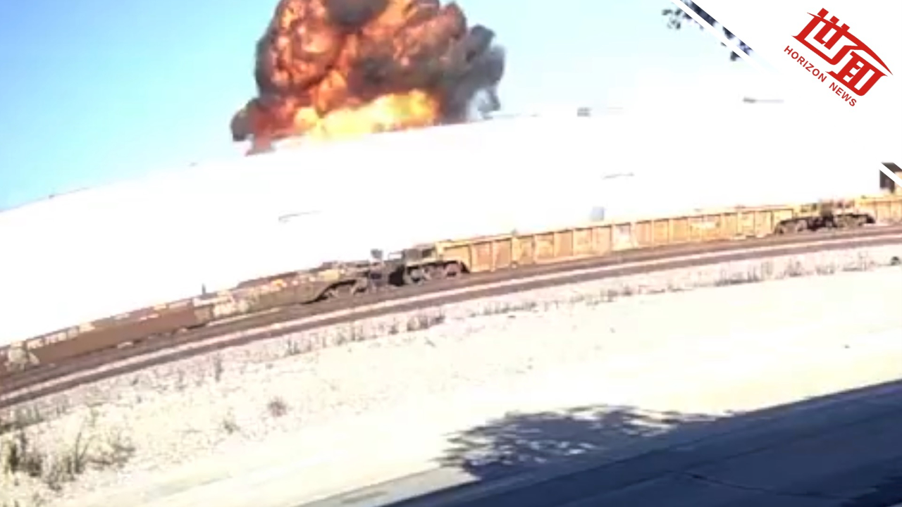 监拍美国一小型飞机坠毁撞上建筑的爆炸瞬间：建筑出现大洞 致2死多伤_腾讯新闻