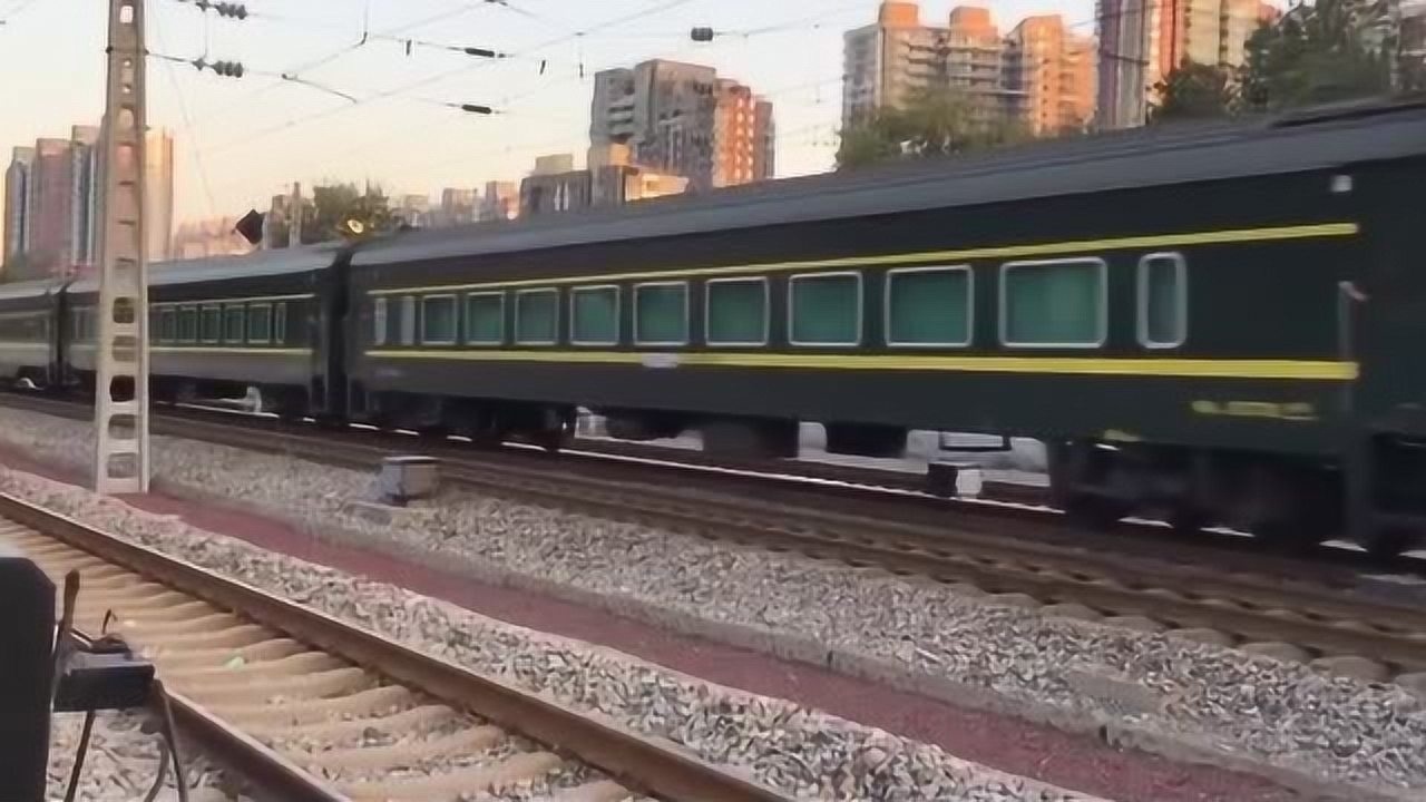 DF11G跨越型东风机车，牵引BSP-25T车厢，疾驰通过道口！_腾讯视频