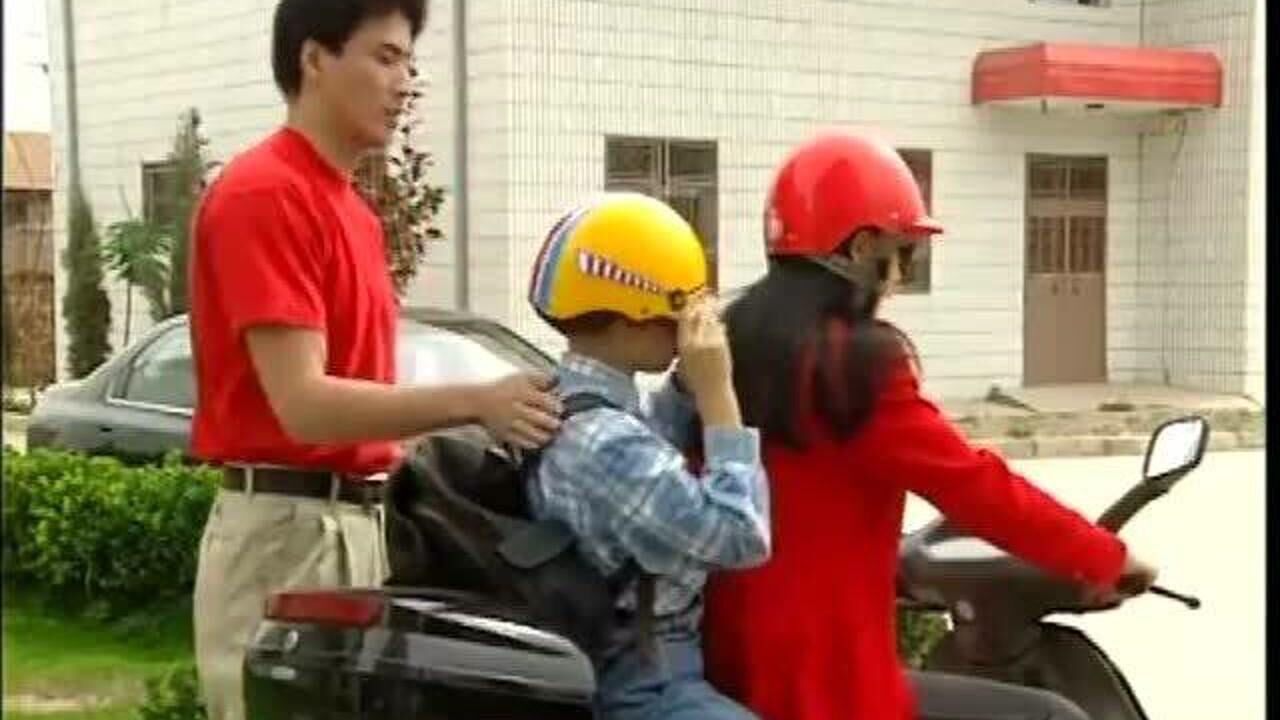 后妈送继子上学，继子看见交警后故意解头盔，让后妈被罚款_高清1080P在线观看平台_腾讯视频