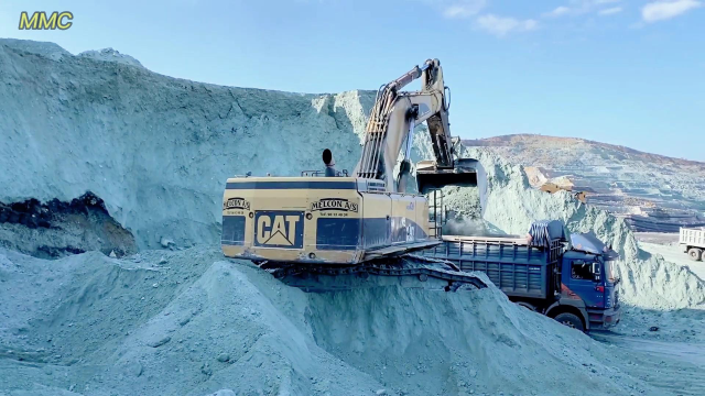 卡特彼勒 385C 挖掘机装载梅赛德斯和曼卡车_腾讯视频