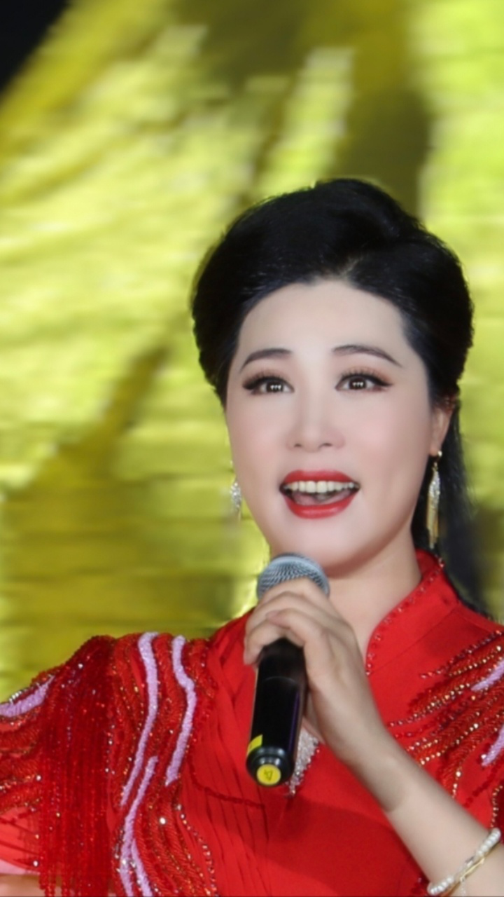 现场实拍，黄梅戏名家吴美莲，9月28日晚在安庆“宜城处处唱黄梅”首场演出上《激活那龙山凤山》精彩片段。_高清1080P在线观看平台_腾讯视频
