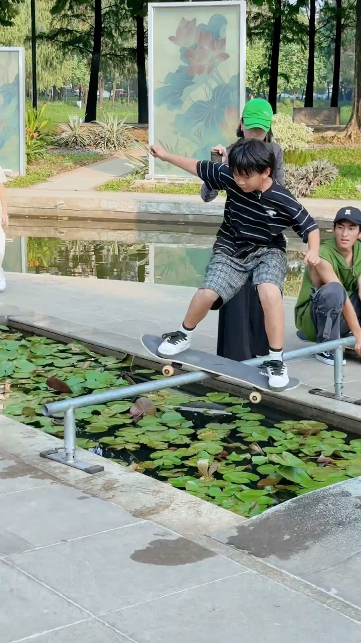 今天继续挑战滑板呲杆子过河道#滑板#满级小孩#极限运动_高清1080P在线观看平台_腾讯视频