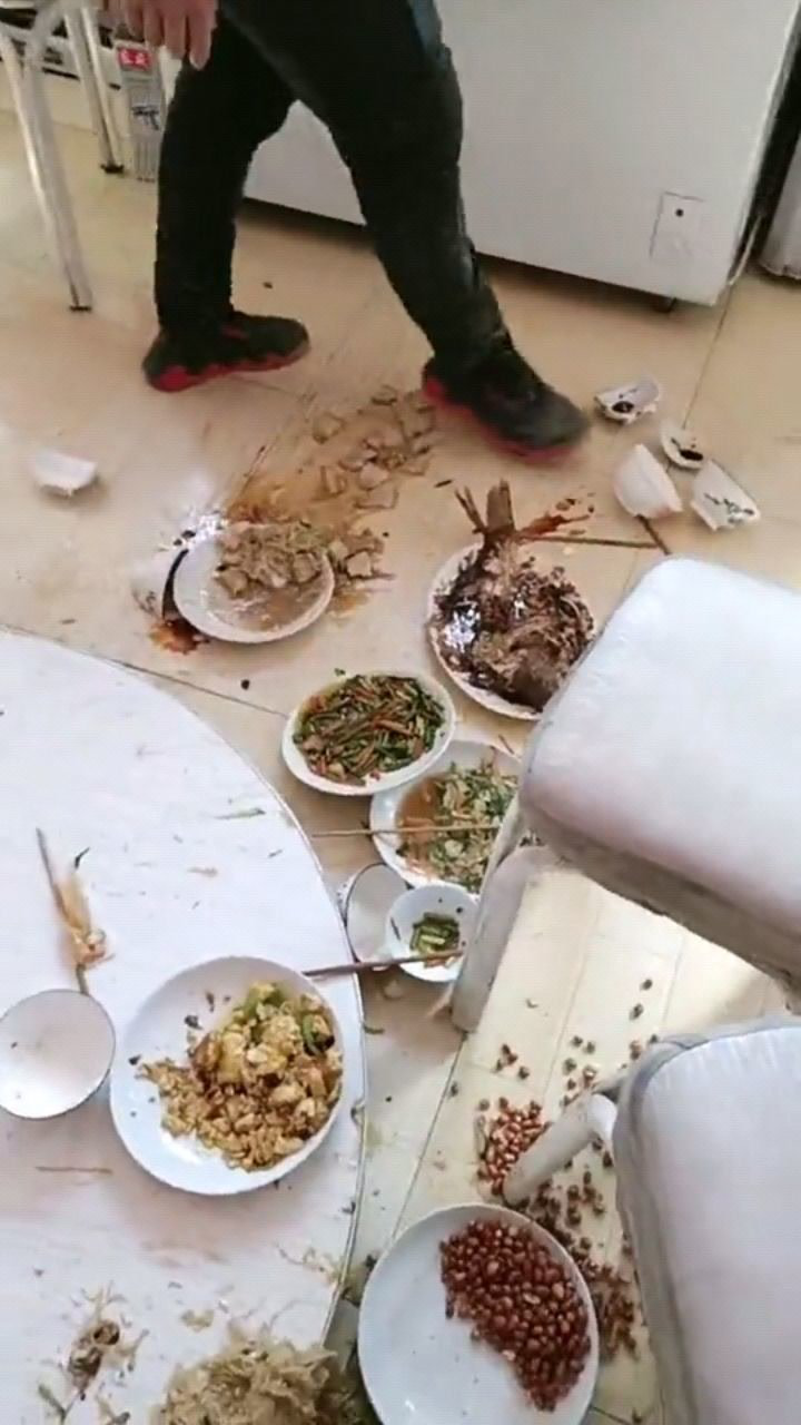 桌子被掀翻的图片,掀桌子图片_大山谷图库