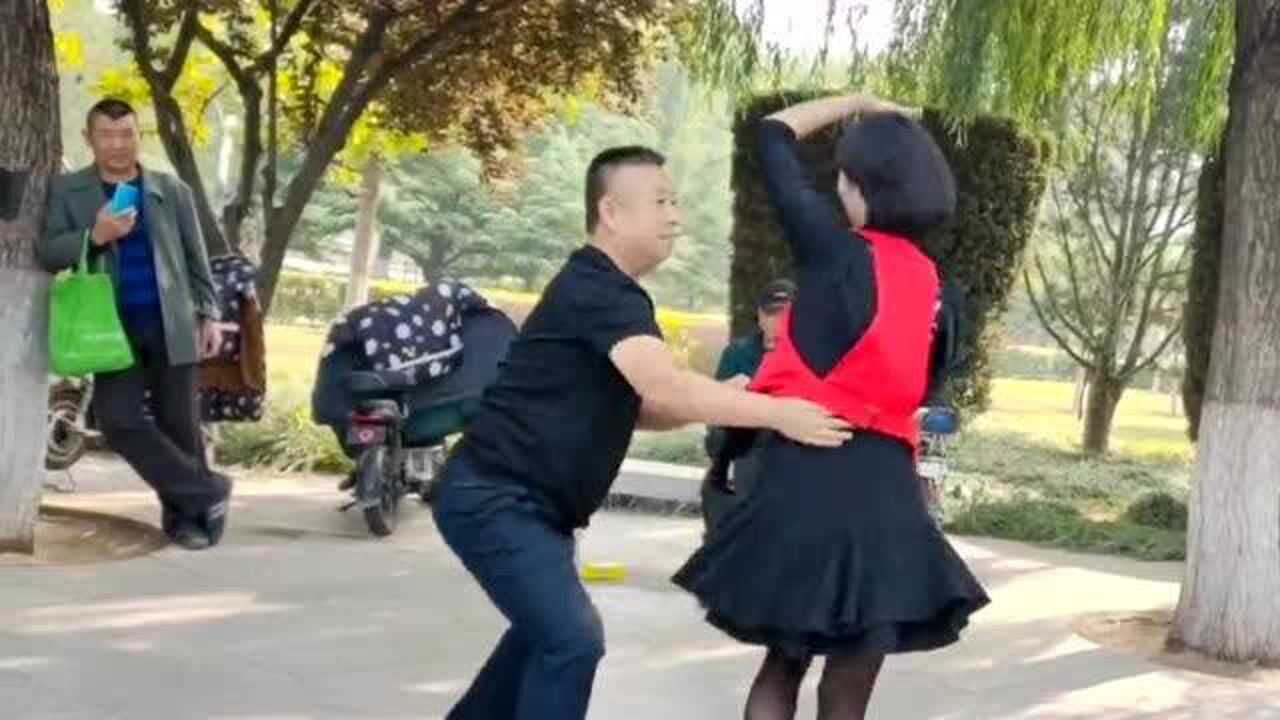 胖大叔和舞伴跳双人吉特巴舞,舞姿欢快配合默契,看的路人也是蠢蠢欲动腾讯视频