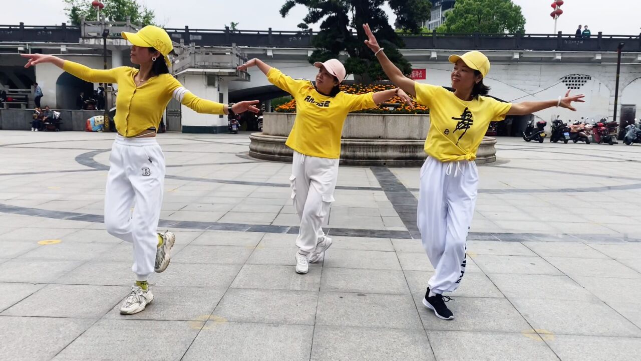 3位长腿美女广场大秀鬼步舞,步伐轻盈身材婀娜,仿佛仙女漫步!高清1080p在线观看平台腾讯视频