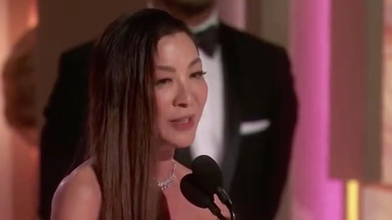 #每周关心#恭喜#杨紫琼金球奖影后#第80届金球奖颁奖典礼，#杨紫琼#凭借《妈的多重宇宙》获得音乐/喜剧电影最佳女主角。身穿的是 ...