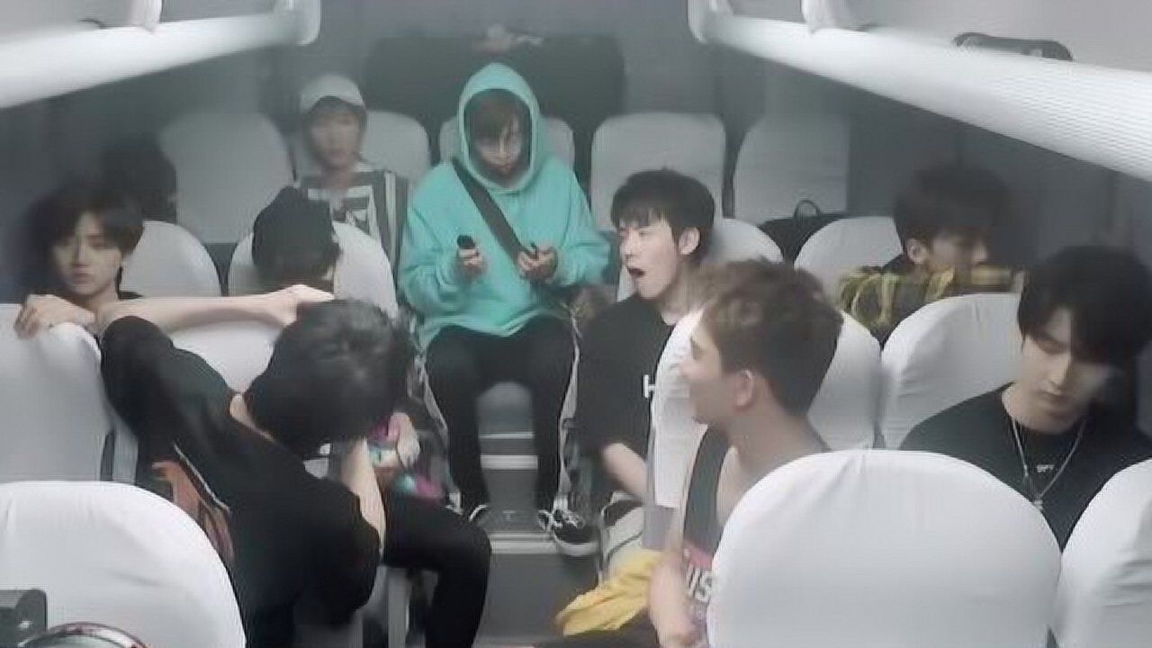 花絮：深夜大片时间，R1SE在大巴车上互相抓拍，太有活力了_高清1080P在线观看平台_腾讯视频