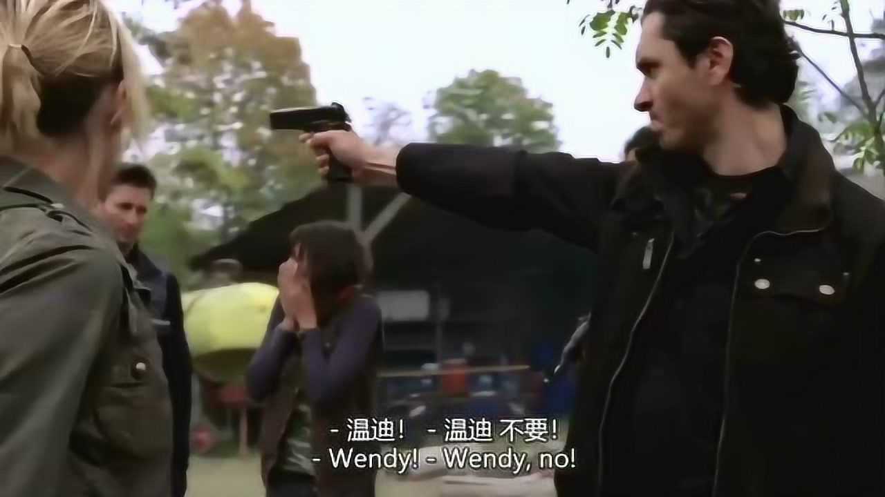 小伙太狠心了,拿着手中的枪一枪就把俄罗斯美女打死,悲惨!腾讯视频