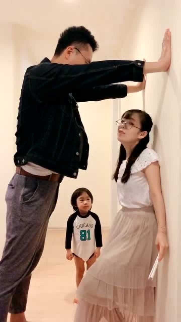 最萌身高差如何壁咚?身高相差41厘米壁咚,美女从肩膀下走开太简单高清1080p在线观看平台腾讯视频