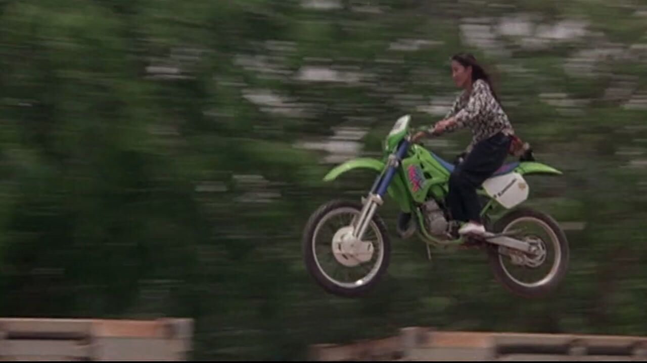 警察故事：骑摩托追火车，杨紫琼当年这段戏，让人看着都捏把汗_高清1080P在线观看平台_腾讯视频