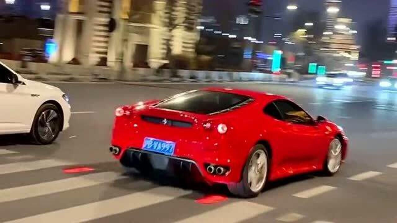 上海小姐姐开的法拉利F430，跟男友到外滩打卡，走在街头上回头率十足！_腾讯视频