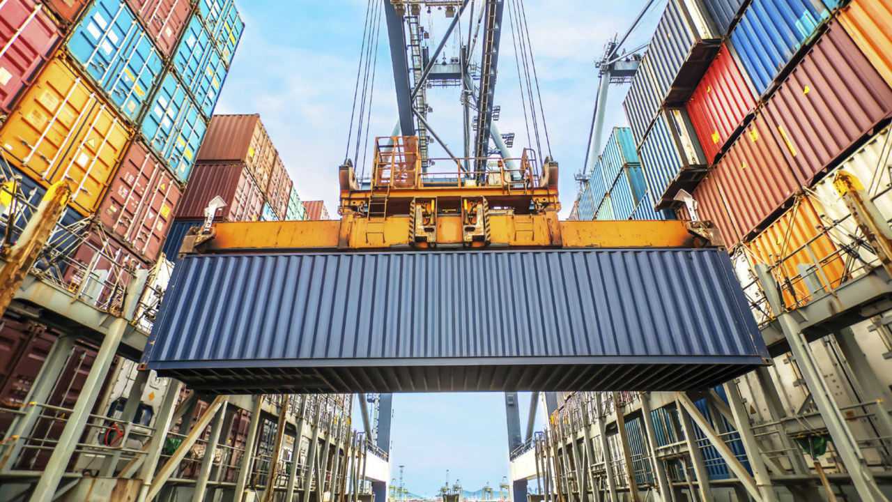 码头上的大力士，装卸集装箱全靠它，这就是大型桥吊起重机_腾讯视频