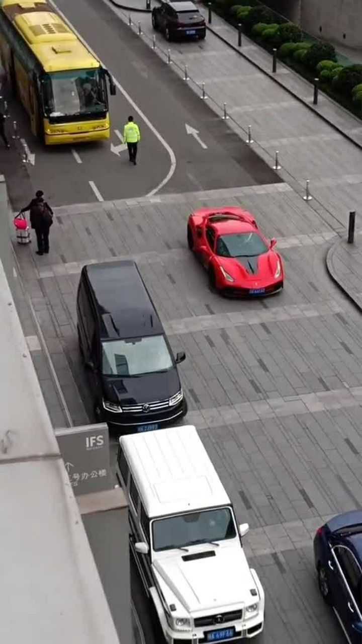 偶遇法拉利488赛道版，实在太帅了，旁边的大G黯然失色_高清1080P在线观看平台_腾讯视频