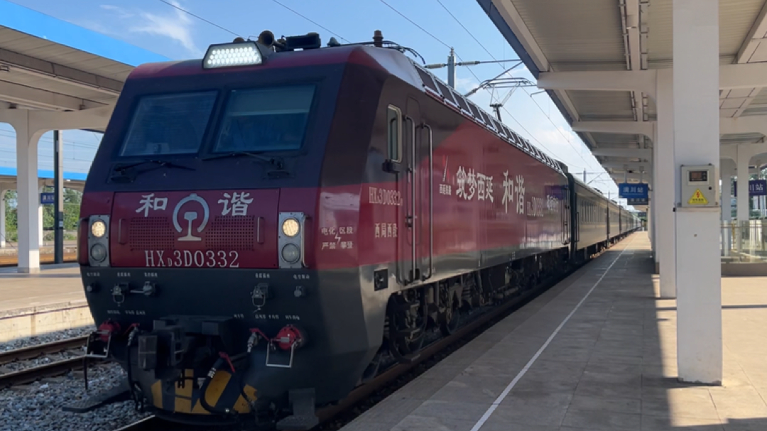 实拍K389次列车停靠潢川站，杭州开往西宁_腾讯新闻