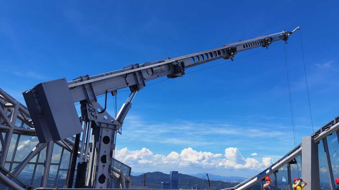 深圳大百汇大厦屋顶擦窗机系统使用视频、成都金山现代机械有限责任公司、西班牙GIND、_高清1080P在线观看平台_腾讯视频