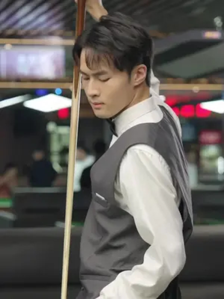 整天吃棒棒糖的傻子，竟是失忆的台球天王。#麦芽微剧#傻子球神_腾讯视频}