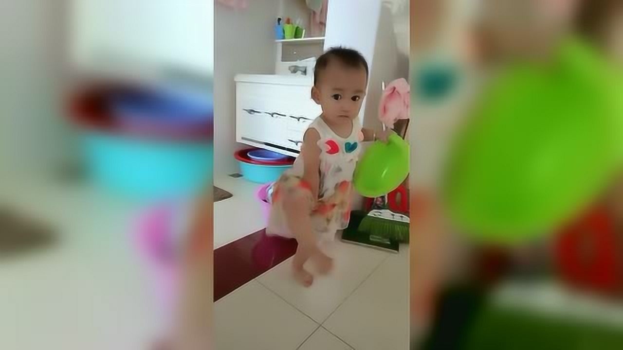 小宝宝想尿尿快憋不住了，接下来的动作让妈妈乐坏了!_高清1080P在线观看平台_腾讯视频