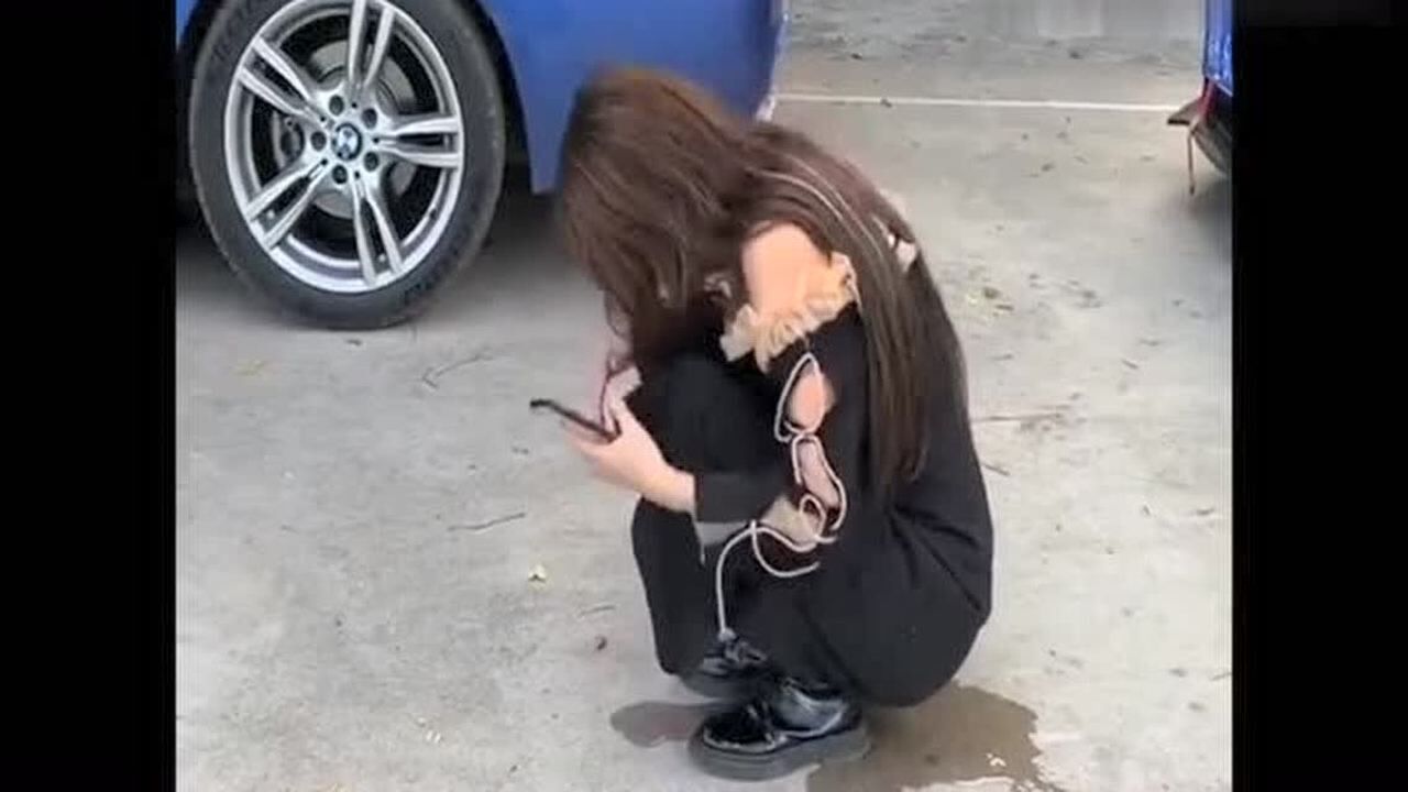 小伙恶搞美女,结果美女以为自己尿裤子了,这操作让人佩服!高清1080p在线观看平台腾讯视频