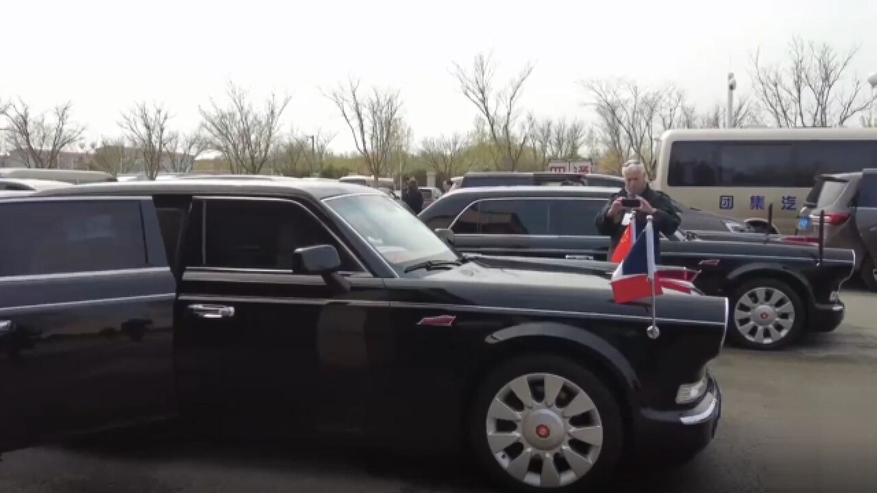 法国记者“围观”马克龙总统访华期间乘坐的红旗专车并称赞：非常不错_高清1080P在线观看平台_腾讯视频