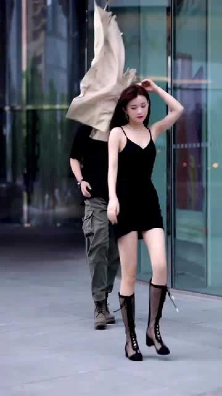 美女脱衣魅惑，男子只瞟一眼衣服就被吸引到了，男子瞬间不安生了腾讯视频