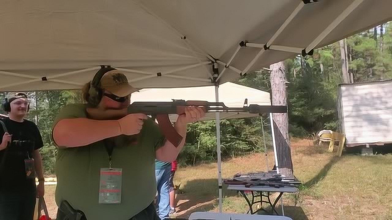 安装消音器的AKM突击步枪，射击声音真小，连耳麦都不用戴_腾讯视频