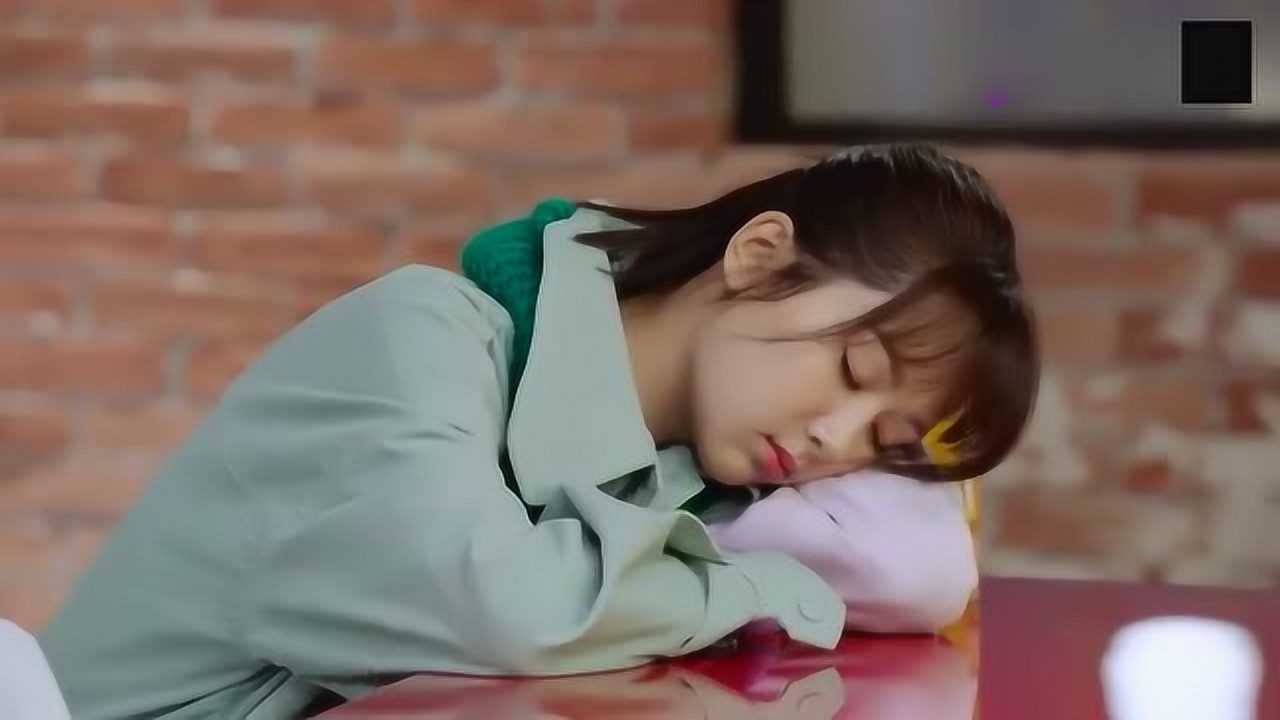 韩商言刚开完视频会议，佟年已经趴在桌子上睡着了_高清1080P在线观看平台_腾讯视频