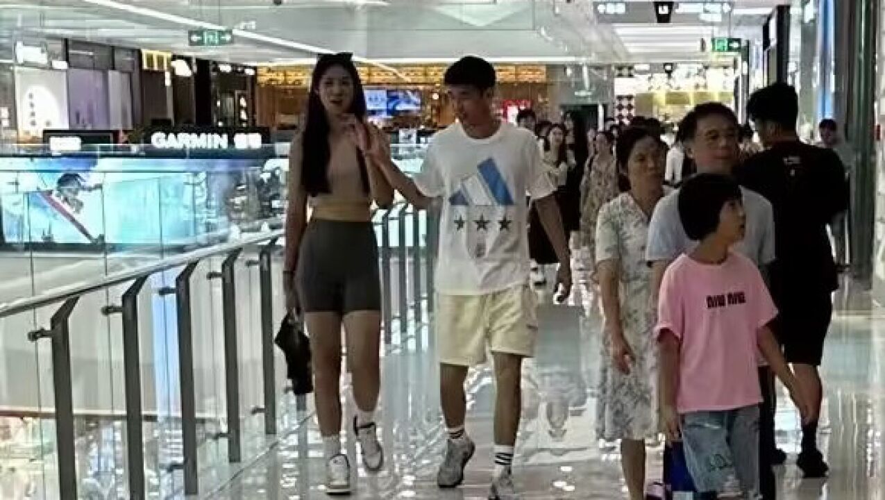 恋情实锤？林葳和女篮第一美女卓识一同逛街,二人边走边聊有说有笑_高清1080P在线观看平台_腾讯视频