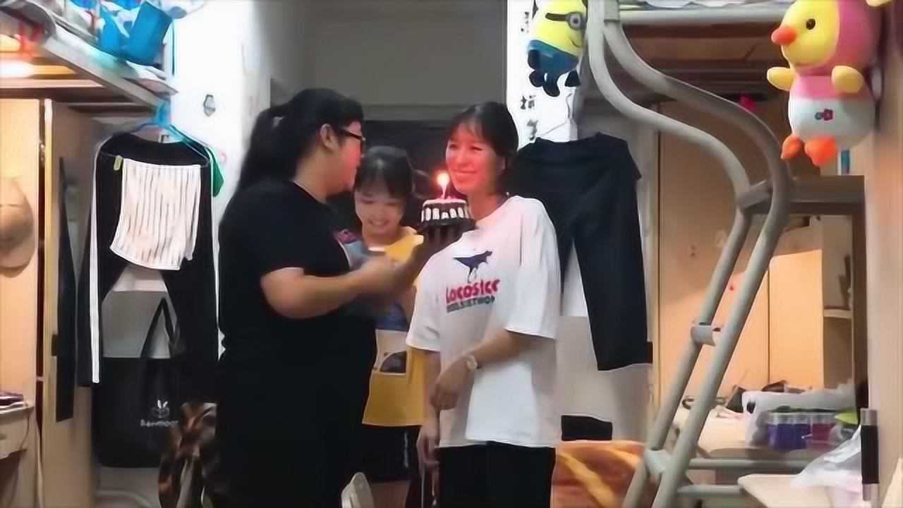 朋友过生日火了她的室友!她最后对着镜头笑的时候也太萌了吧腾讯视频