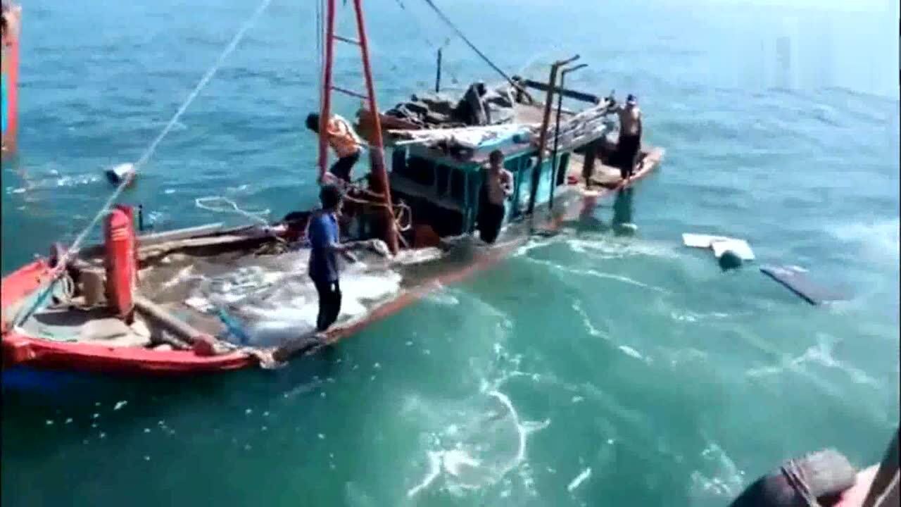 渔船下沉求救,船瞬间就被淹没了,视频记录了这惊魂画面_高清1080P在线观看平台_腾讯视频