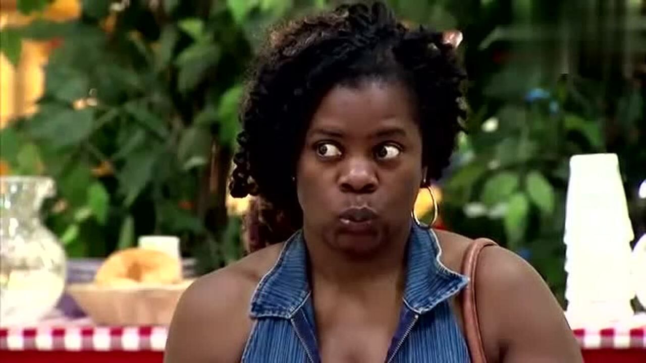 国外恶搞：餐桌不稳，服务员处理的时候把桌子掀翻了！_腾讯视频