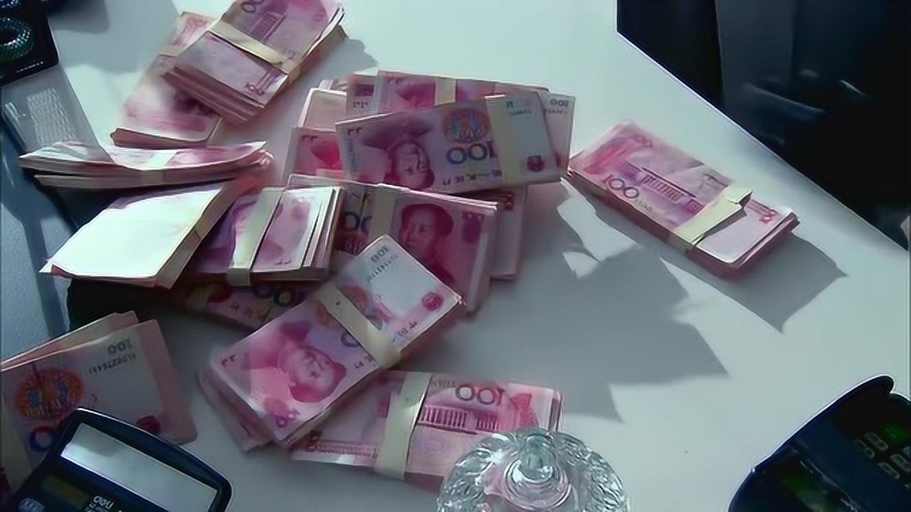 富二代拿出二十万现金，竟怒砸会计桌子，会计直接傻眼_腾讯视频