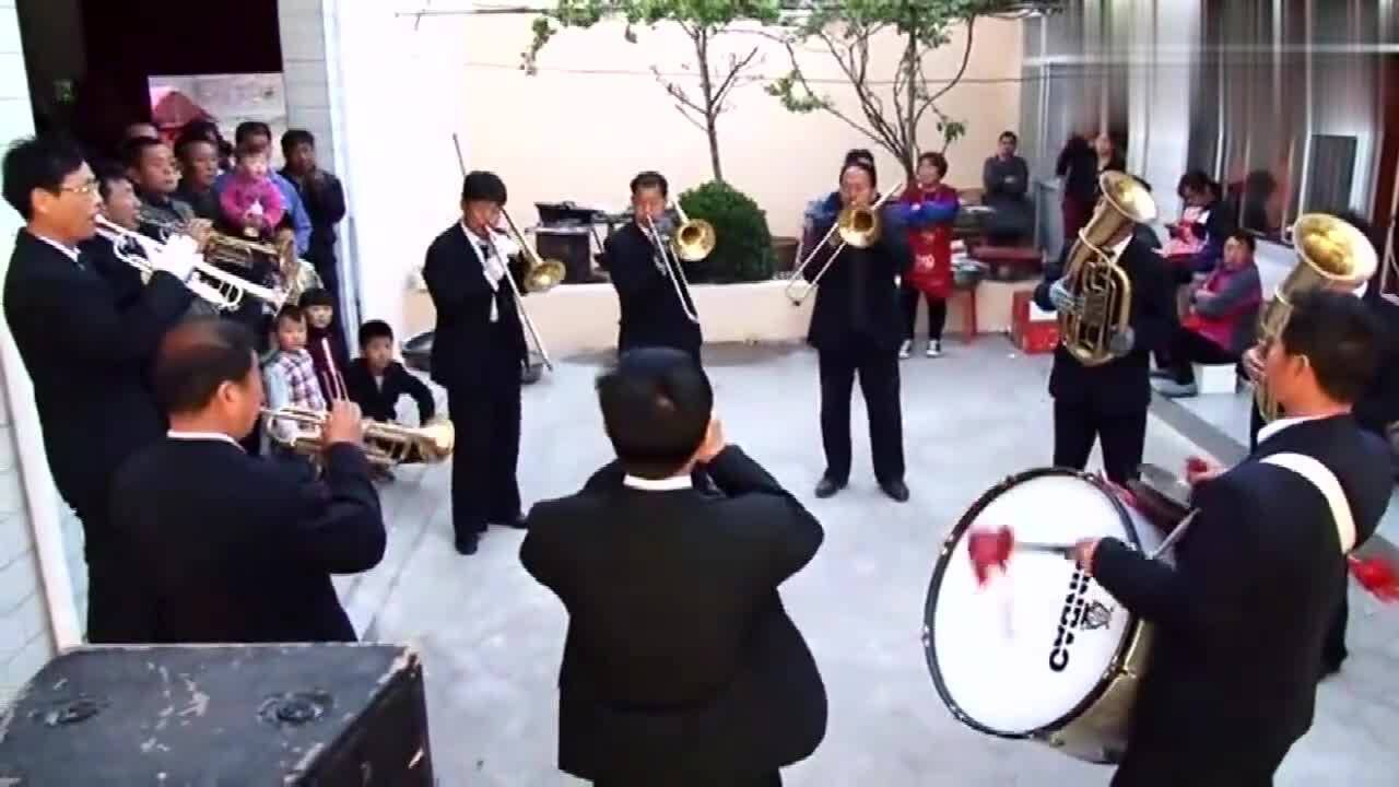 农村铜管乐队的高超演绎，太有激情了，吹得气势十足，厉害！_高清1080P在线观看平台_腾讯视频