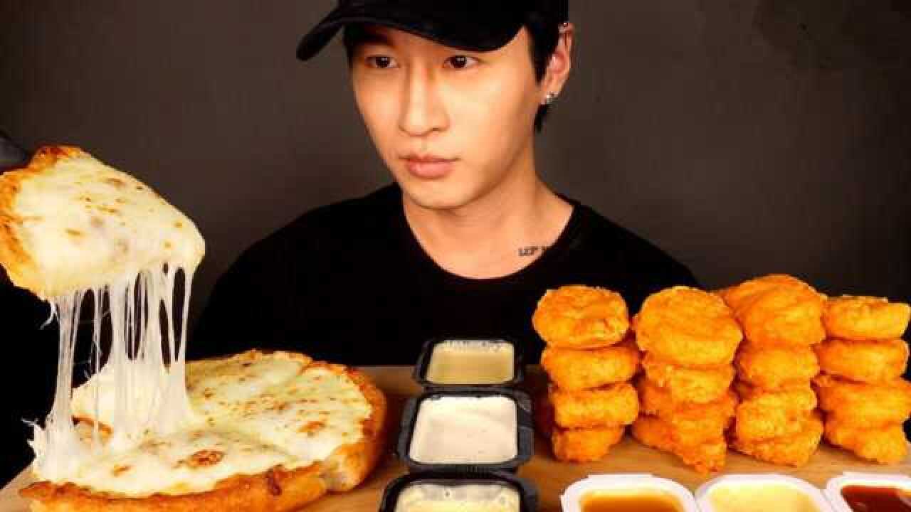 韩国小伙直播吃披萨和炸鸡块，看着简直太香了，吃的好享受！_高清1080P在线观看平台_腾讯视频
