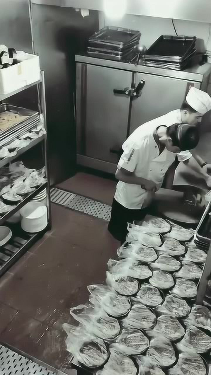 监控拍下的一幕，厨师摔倒的那一刻，竟发生这么尴尬的事_腾讯视频