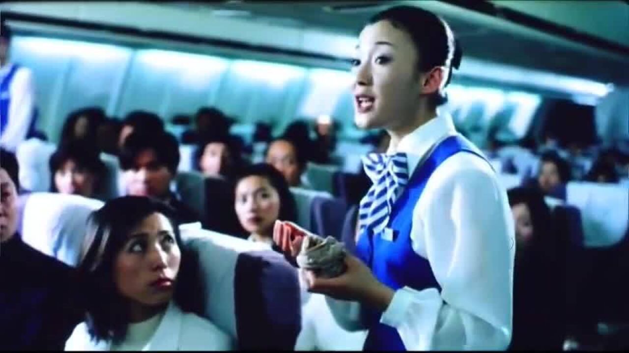 空姐在飞机上当众脱下丝袜，只为了让你更安全腾讯视频