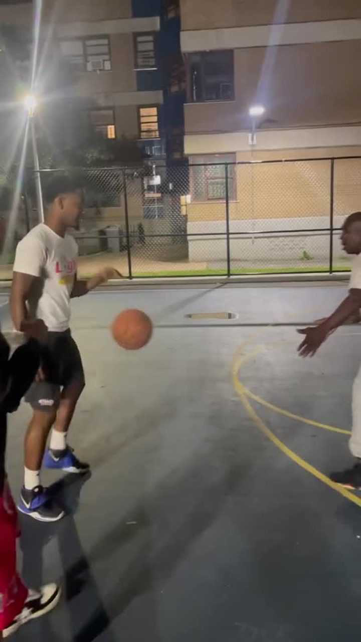 对球场老大爷最大的尊重：就是把他晃倒在地？_高清1080P在线观看平台_腾讯视频