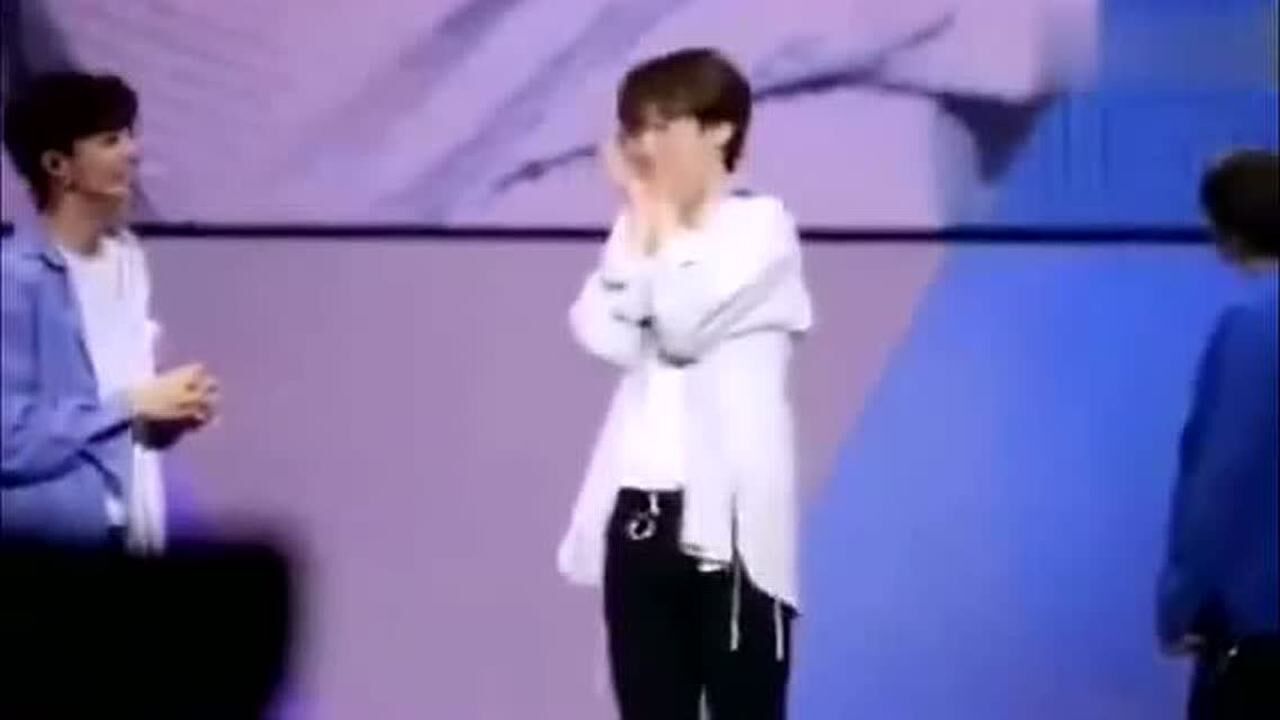 范丞丞粉丝见面会上演绎流星雨手势舞！被自己给萌到害羞了！_腾讯视频