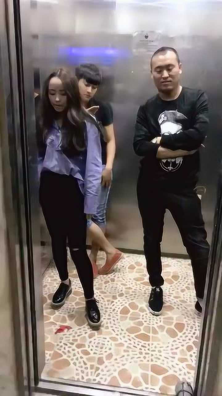男子进来摸美女屁股尴尬了腾讯视频